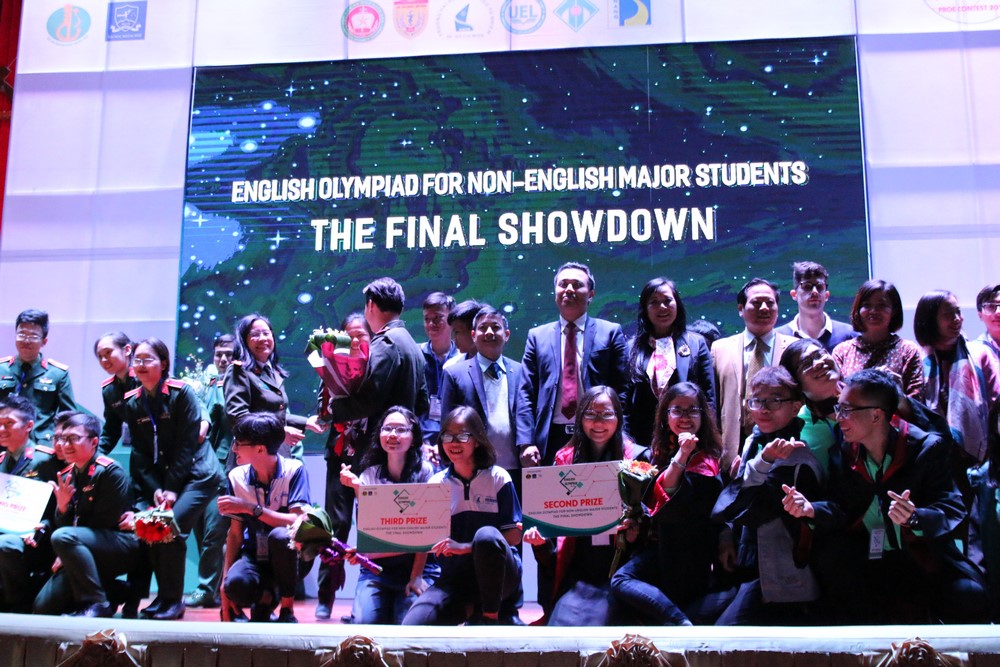 Final showdown of the English Olympiad for non-English major students ...