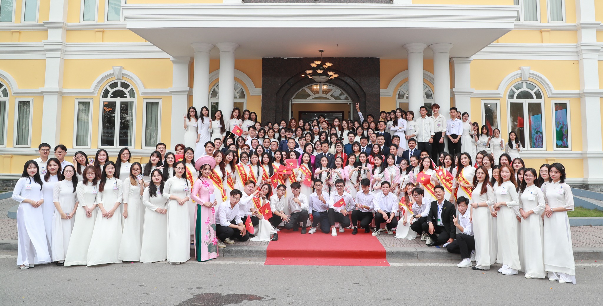 Spouse of Vietnamese President Phan Thi Thanh Tam and Prof. Peng Liyuan ...