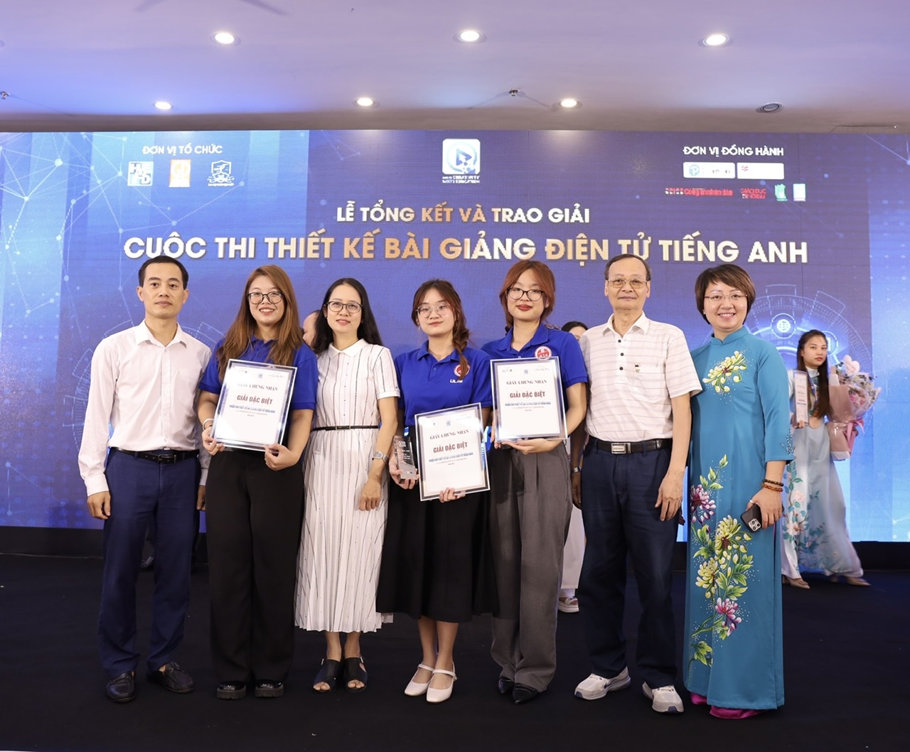 3 ULIS students secured special prizes in the English electronic lesson ...